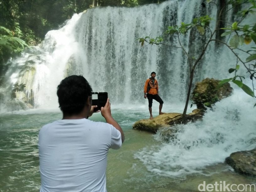 Keindahan yang Tiada Tara di Air Terjun Piala - Sering Jalan