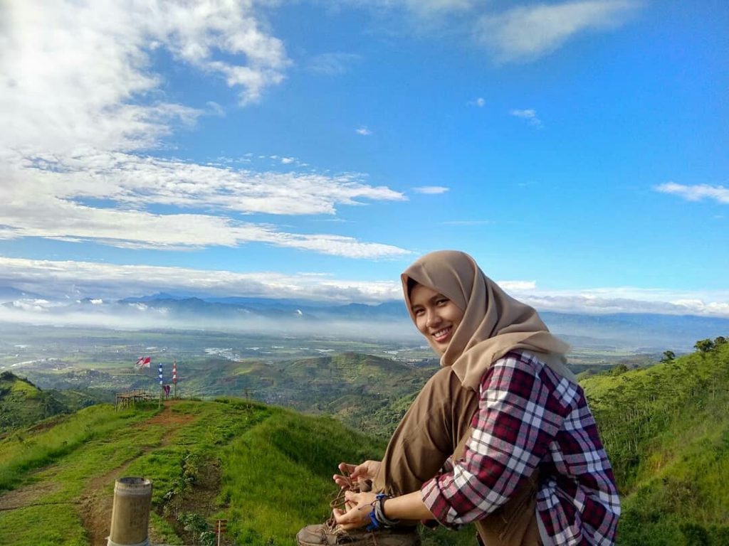 Pemandangan Di Puncak Rindu Gunung Bendera Padalarang Bandung - Sering ...