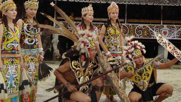 Sejarah dan Keunikan Tari Monong dari Suku Dayak - Sering Jalan