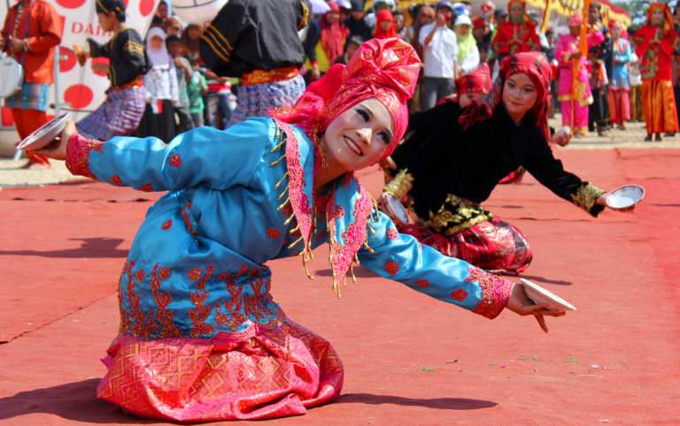 7 Tari Adat Tradisional Sumatera Barat - Sering Jalan